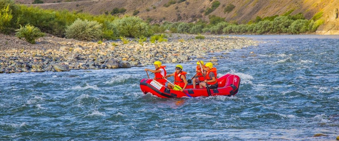 Elazığ'da Murat Nehri'nde rafting heyecanı