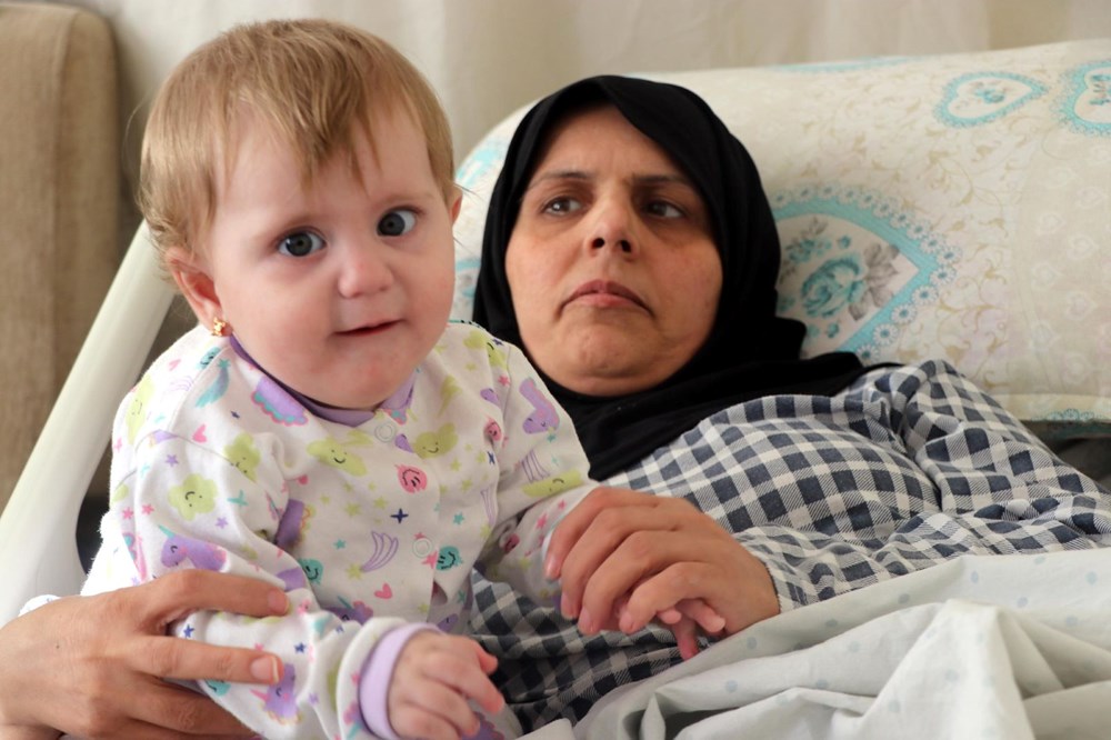 Enkazdan 128 saat sonra çıkarılan Vatin bebek felçli annesiyle hayata ...