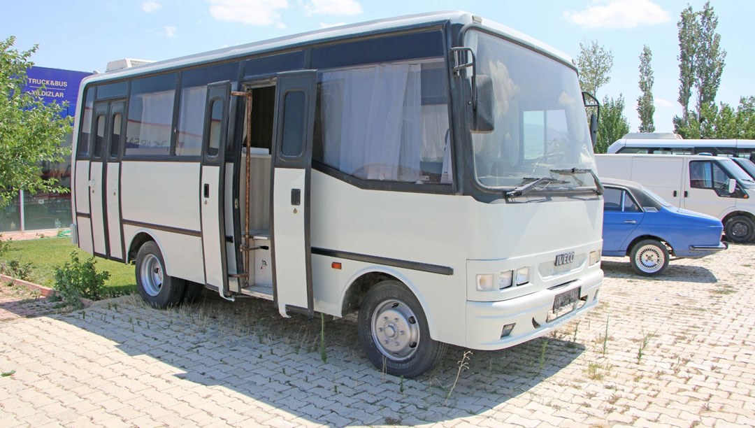 Atıl durumdaki aracı karavana dönüştürdü