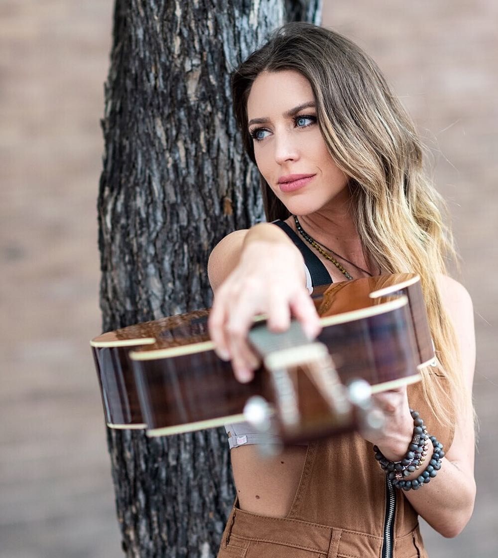 ABD’li şarkıcı Kylie Rae Harris hayatını kaybetti