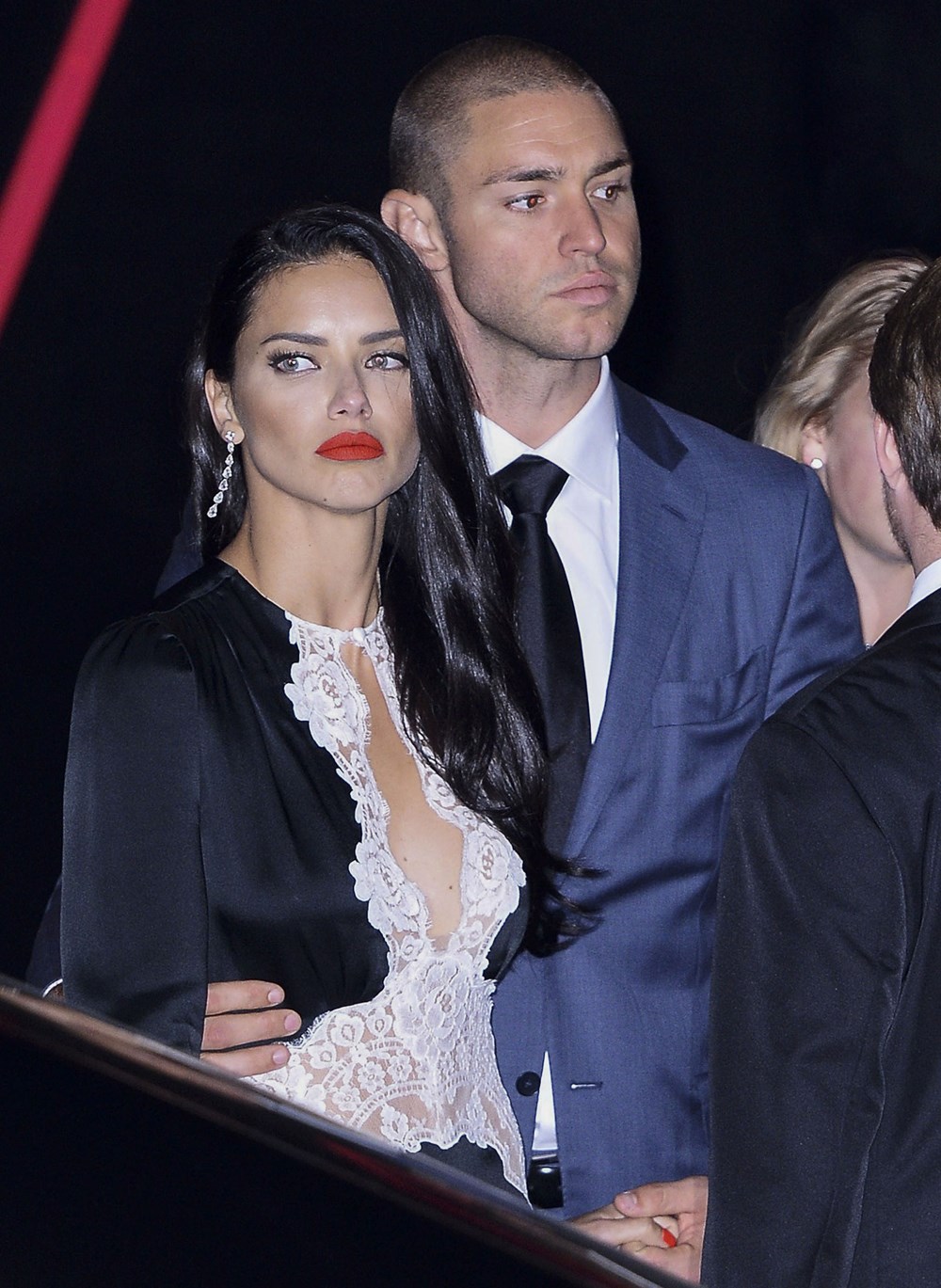 Adriana Lima Sevgilisi Joe Thomas Ile Kırmızı Halıda Son Dakika Yaşam
