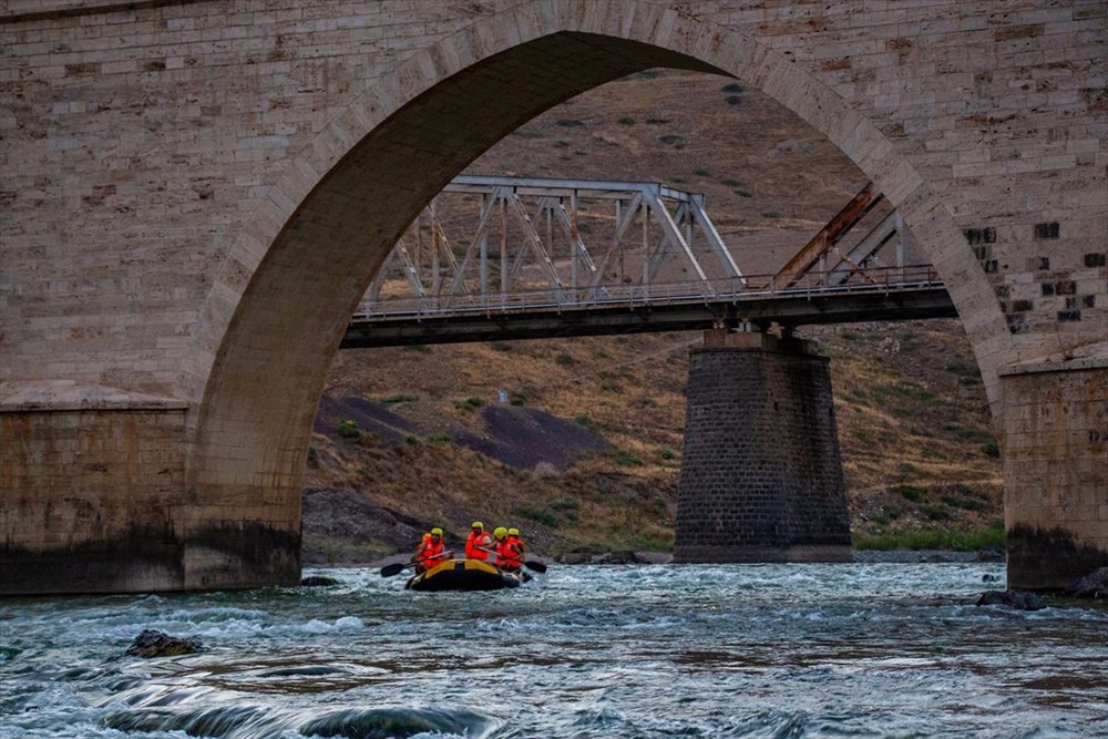 Elazığ'da Murat Nehri'nde rafting heyecanı