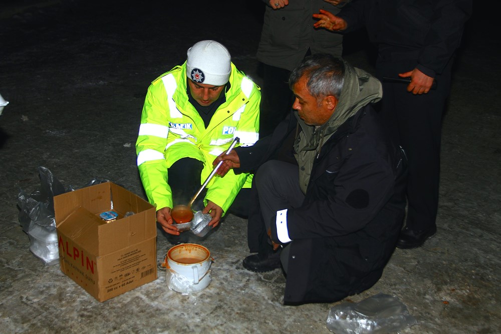 Kar nedeniyle yolda kalanlara polisten çorba servisi - Son Dakika ...