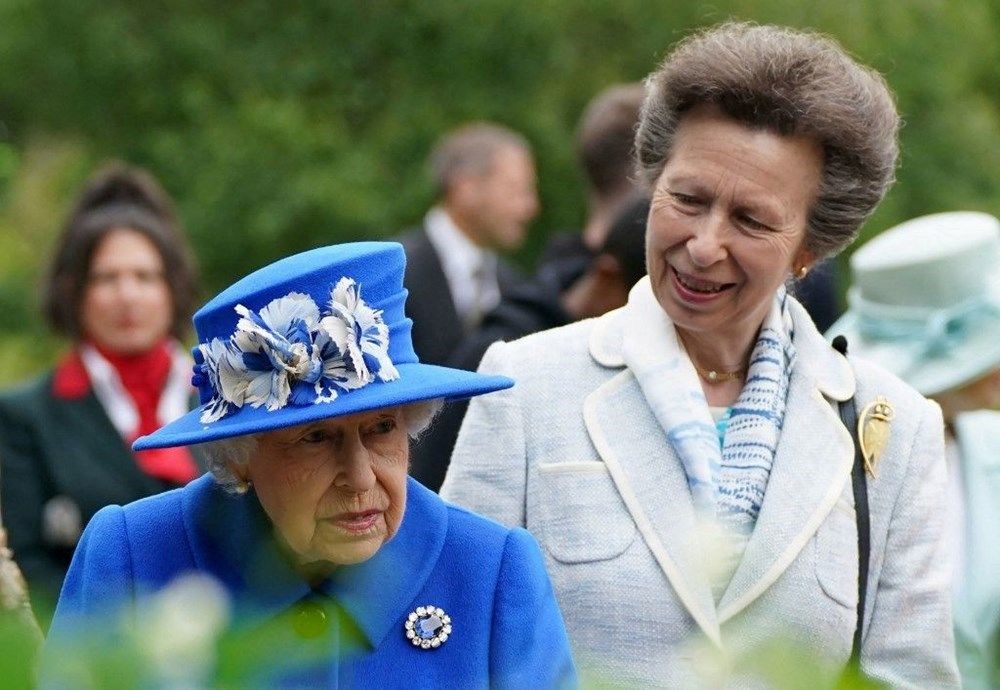Binlerce insan Kraliçe Elizabeth'in anısına resmi tatil çağrısında ...
