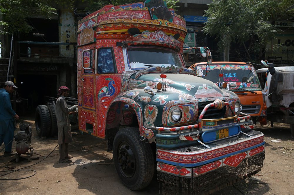 Pakistan'da kamyonlar rengarenk sanat eserlerine dönüşüyor | N-Life