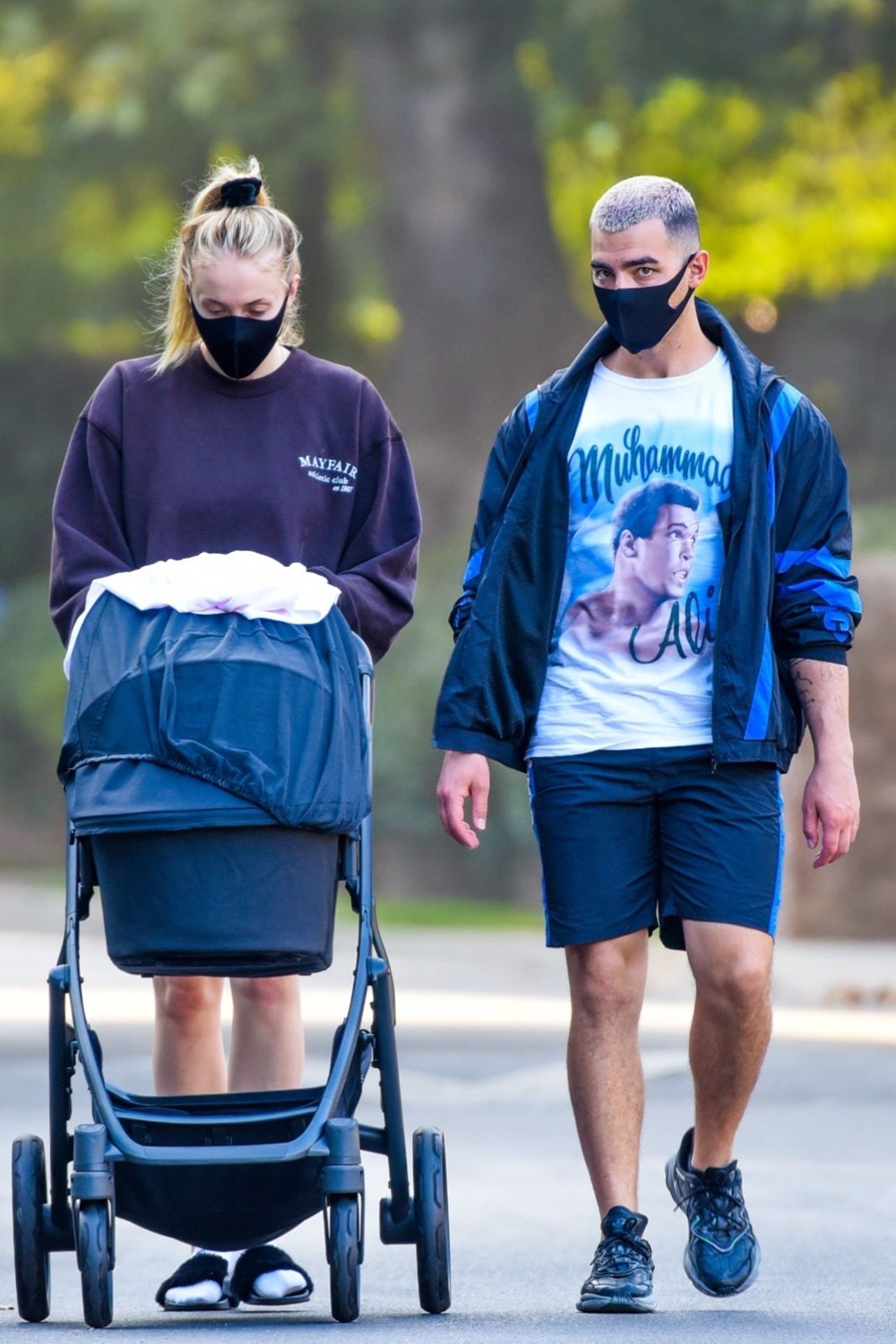 Sophie Turner ile Joe Jonas kızlarıyla yürüyüşte - Son Dakika Yaşam ...