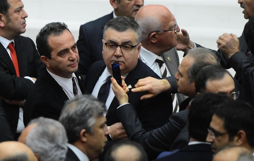 Meclis'te yumruklu kavga - Son Dakika Türkiye Haberleri | NTV Haber