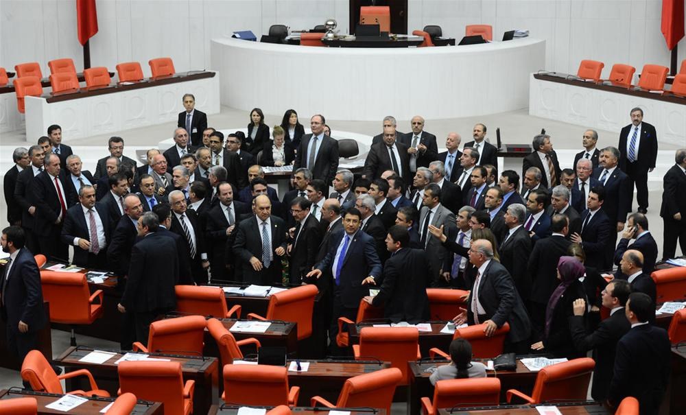 Meclis'te yumruklu kavga - Son Dakika Türkiye Haberleri | NTV Haber