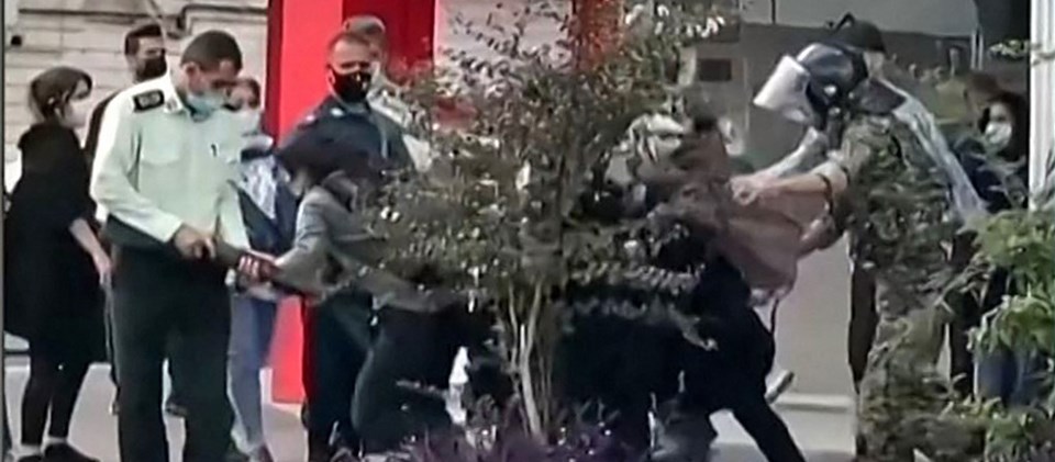 İran'da marş söylemediği için dövülen 16 yaşındaki Asra Panahi öldü ...