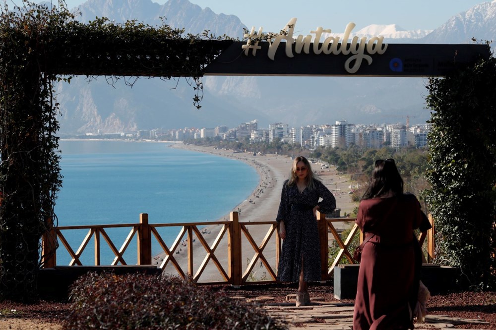 Hava sıcaklığı 22 dereceyi gösterdi: Kar manzarası eşliğinde denize ...