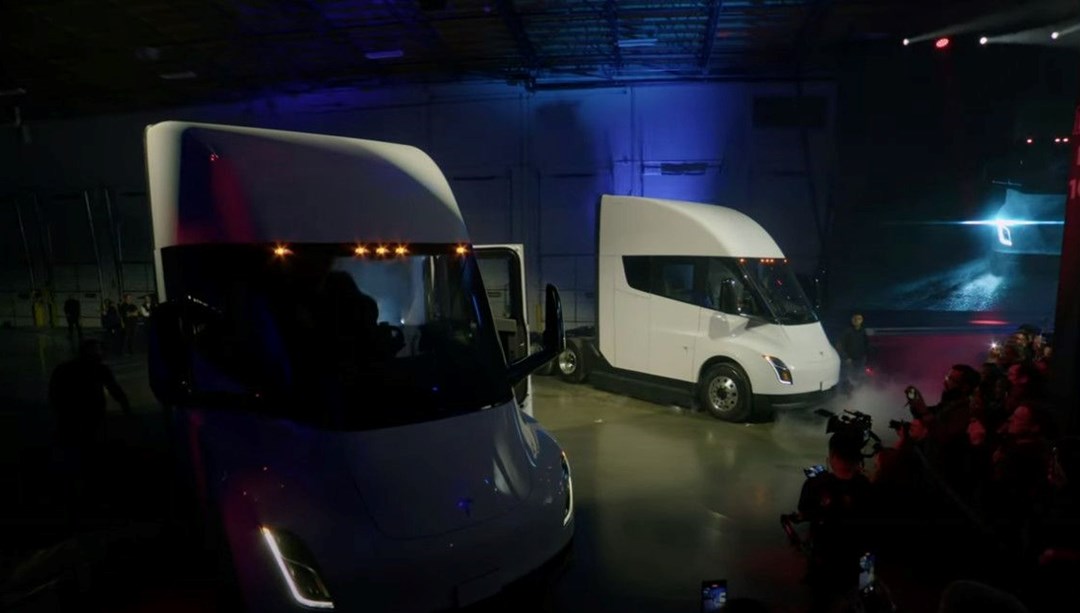 Tesla, ilk elektrikli TIR'ını teslim etti: 3 yıllık gecikme