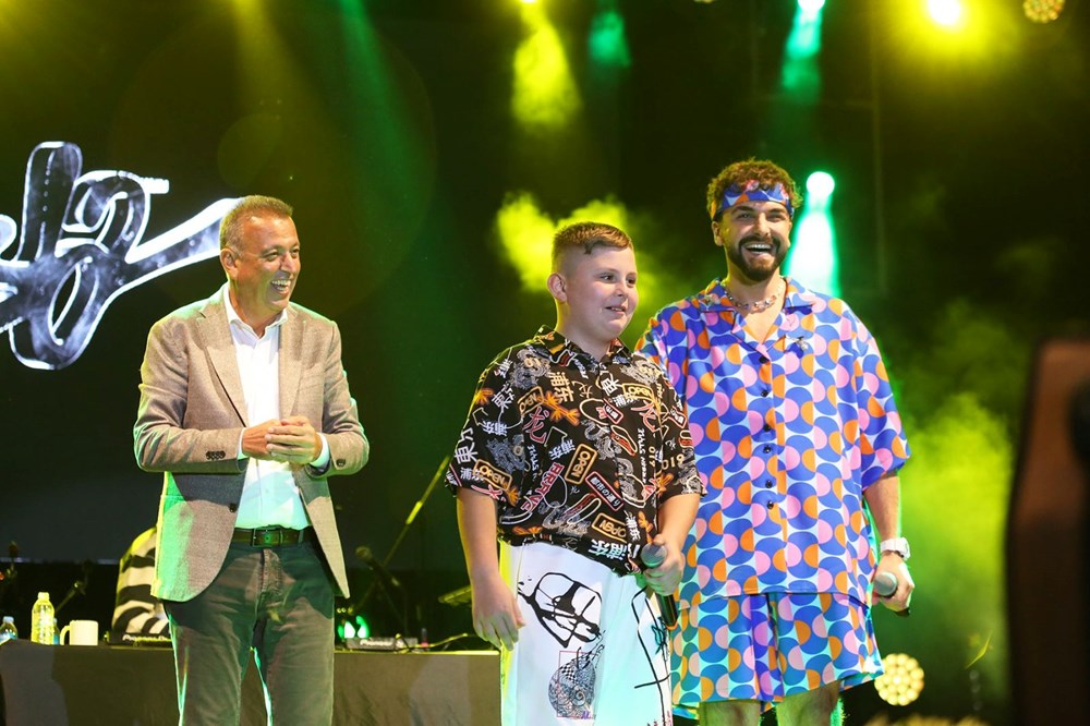 Rap şarkıcısı Sefo ile sosyal medya fenomeni Fevzi aynı sahnede buluştu ...