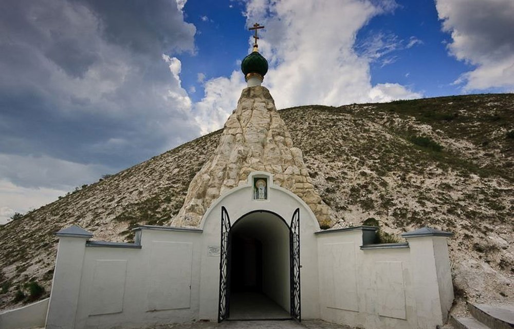 Kayaların arasındaki mabed