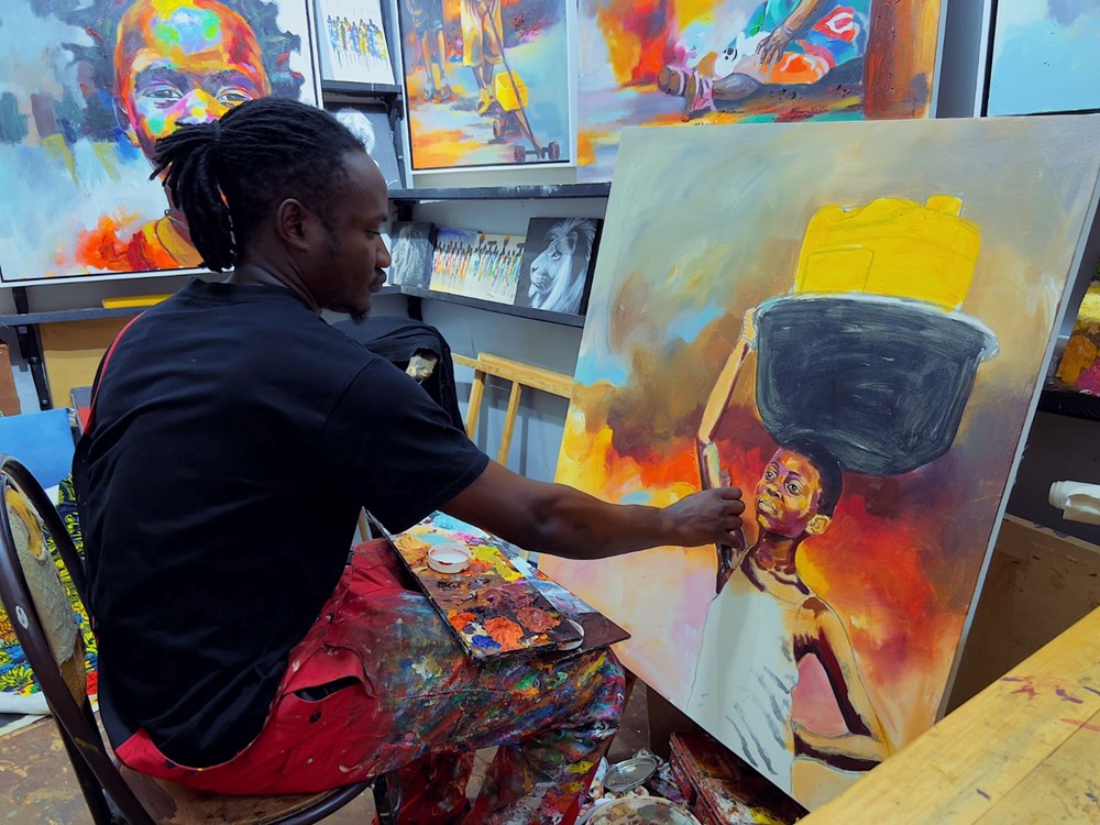 Uganda’da ressam Ivan Mubiru yoksul mahallelerin çocuklarını resmediyor ...