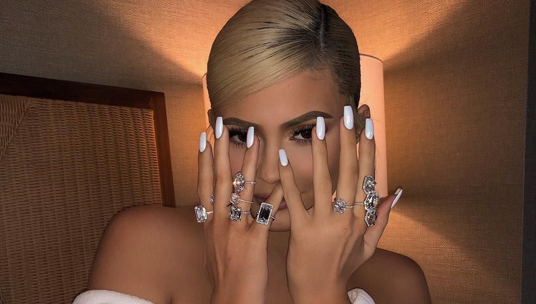 Sara Tasker: Instagram'ın yeni trendi: Parmak eklemlerini boyatmak ...