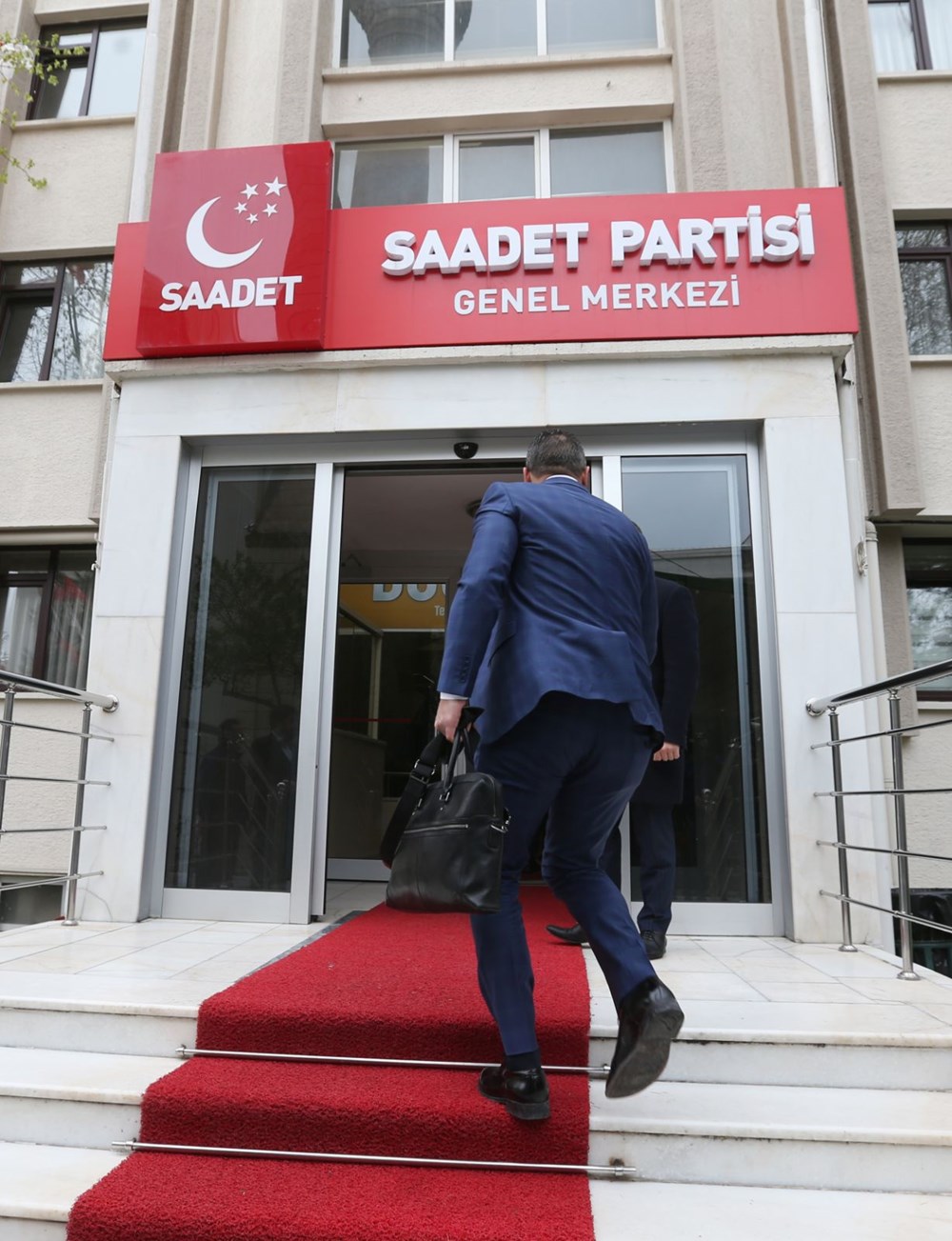 Saadet Partisi’nin genel merkezine tahliye - Son Dakika Türkiye ...