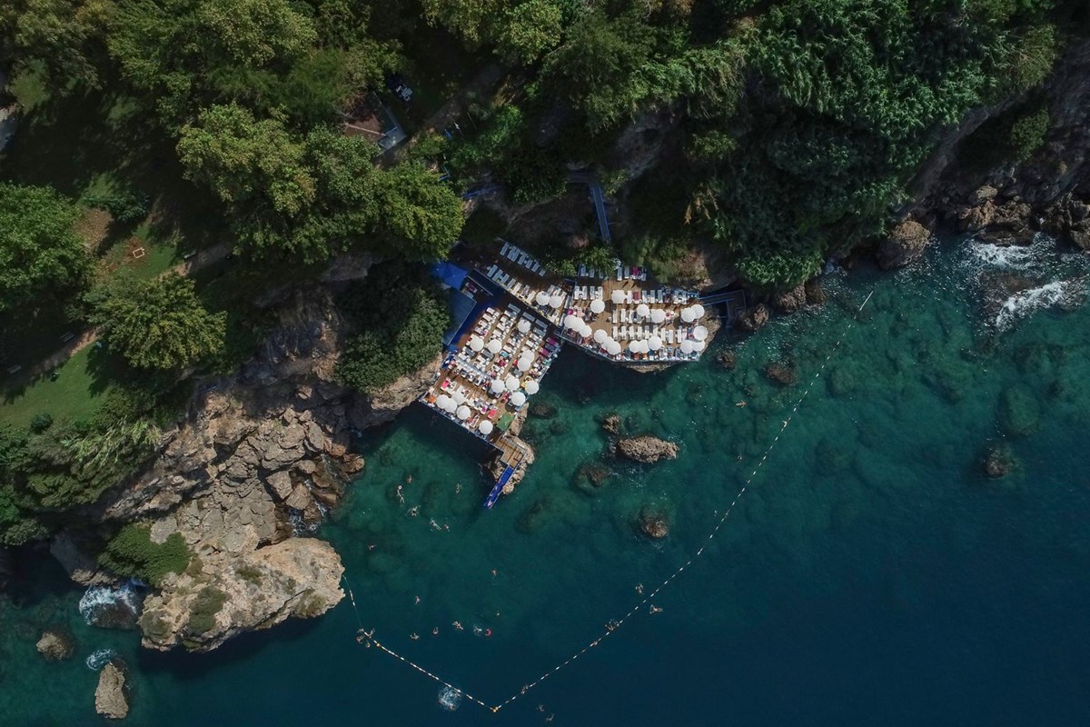 Antalya'nın mavi bayraklı falez plajları pandemi kurallarıyla açıldı