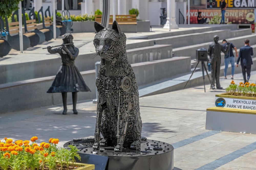 İranlı heykeltıraş hurda malzemelerle 650 kilogramlık Van Kedisi ...