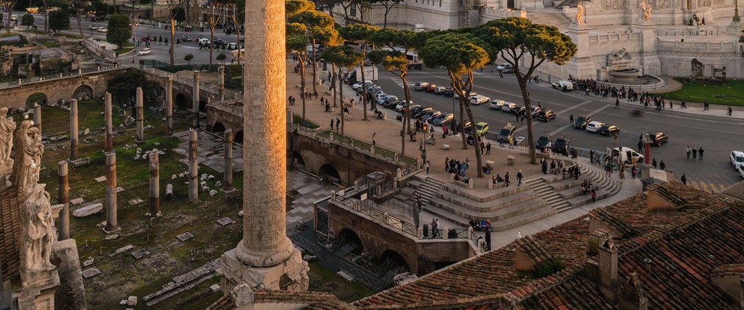 Roma’da 1800 yıllık sütuna adını yazan Türk öğrenci gözaltına alındı ...