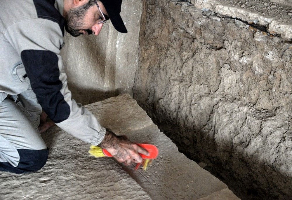 DAEŞ'in yıktığı Maskhi Kapısı'nın altında 2 bin 700 yıllık kaya ...