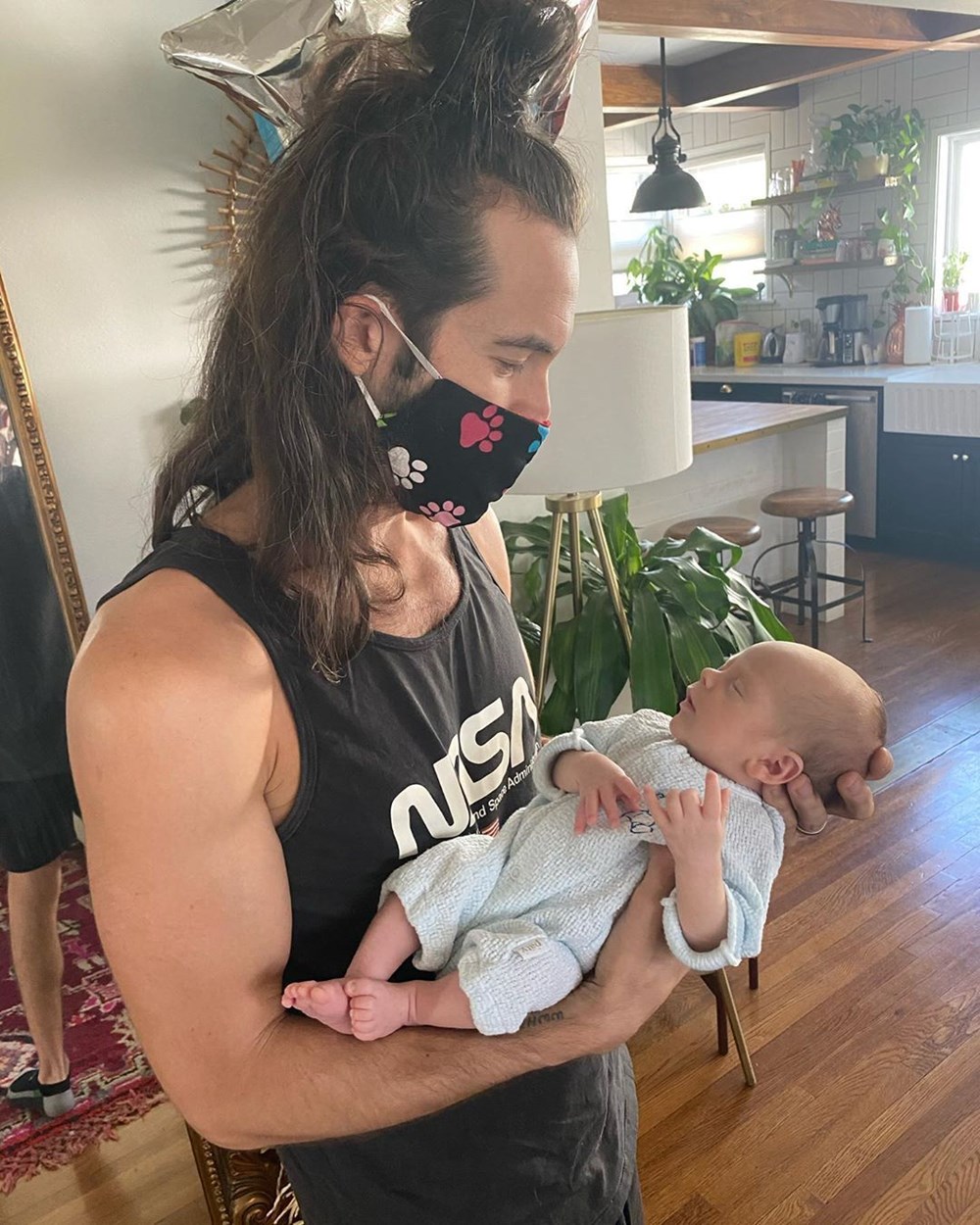 Casey Goode'nin yeni doğan bebeği corona virüsü yendi - Son Dakika ...