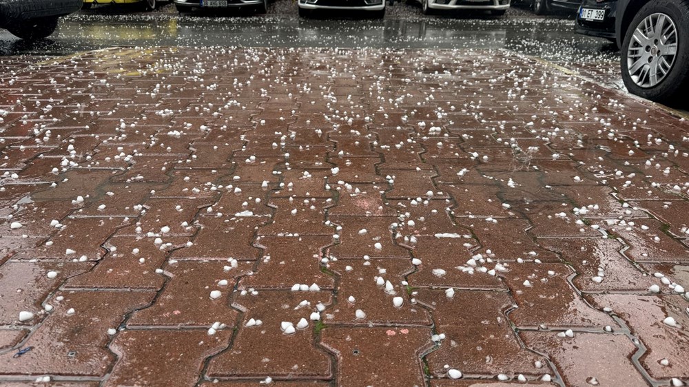 Kayseri'de dolu yağışı: 10 dakika sürdü, yollar beyaza büründü | NTV Haber