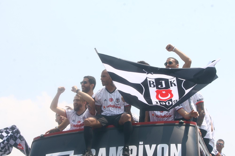 Beşiktaş'ın şampiyonluk kutlamaları (İstanbul Boğazı siyah-beyaz) - Son ...