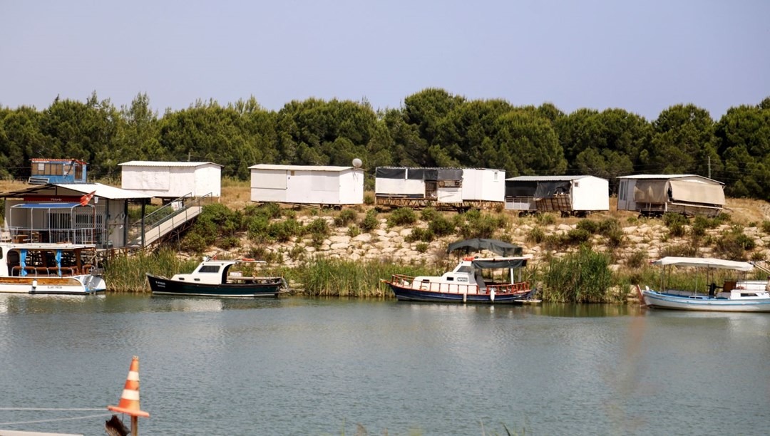 Taşkın riskine rağmen çay kenarında konteyner tatili yapıyorlar: "Olası ...