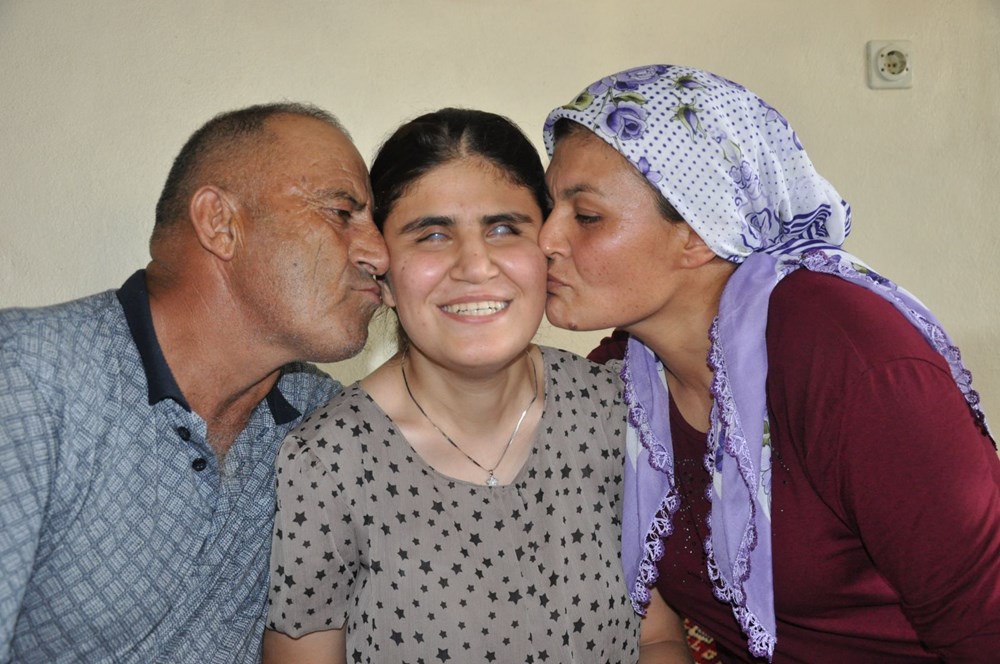 Görme engelli Nazalin'in öyküsü: İlkokul mezunu annesi sınava hazırladı ...