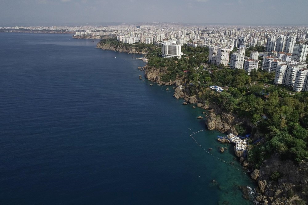 Antalya'nın mavi bayraklı falez plajları pandemi kurallarıyla açıldı