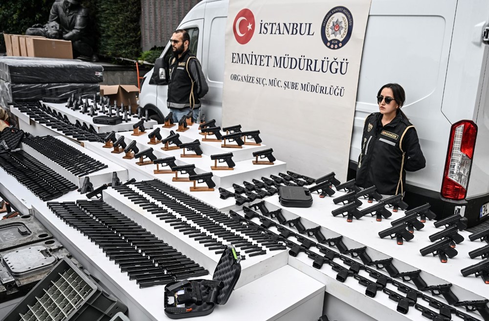 İstanbul’da kaçak silah operasyonu (Yüzlerce silah gövdesi ele ...