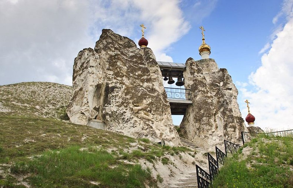 Kayaların arasındaki mabed