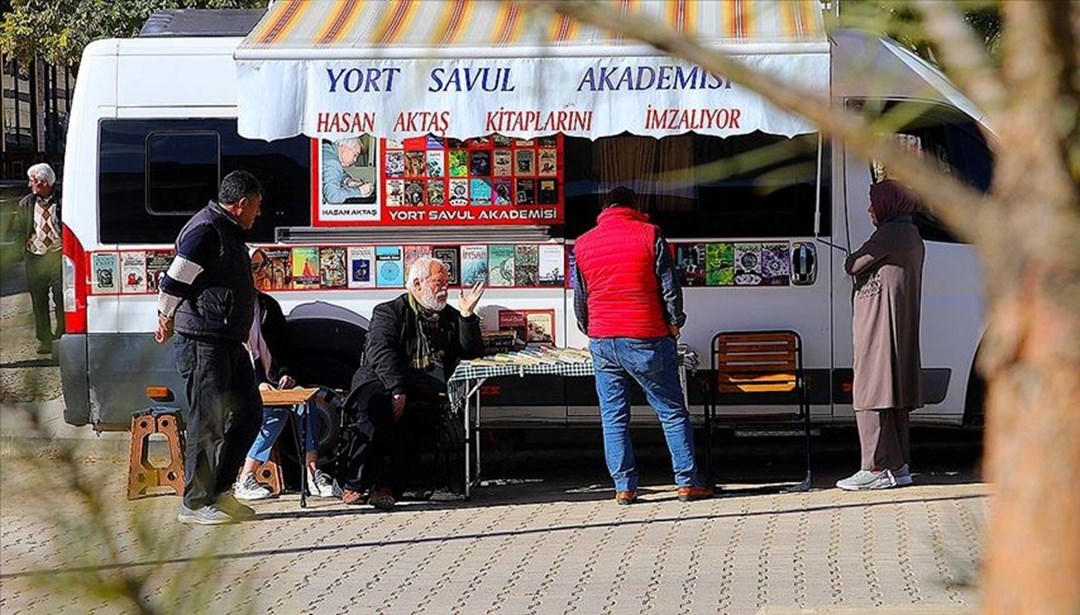 Gezgin yazar kitaplarını okurun ayağına götürüyor | N-Life