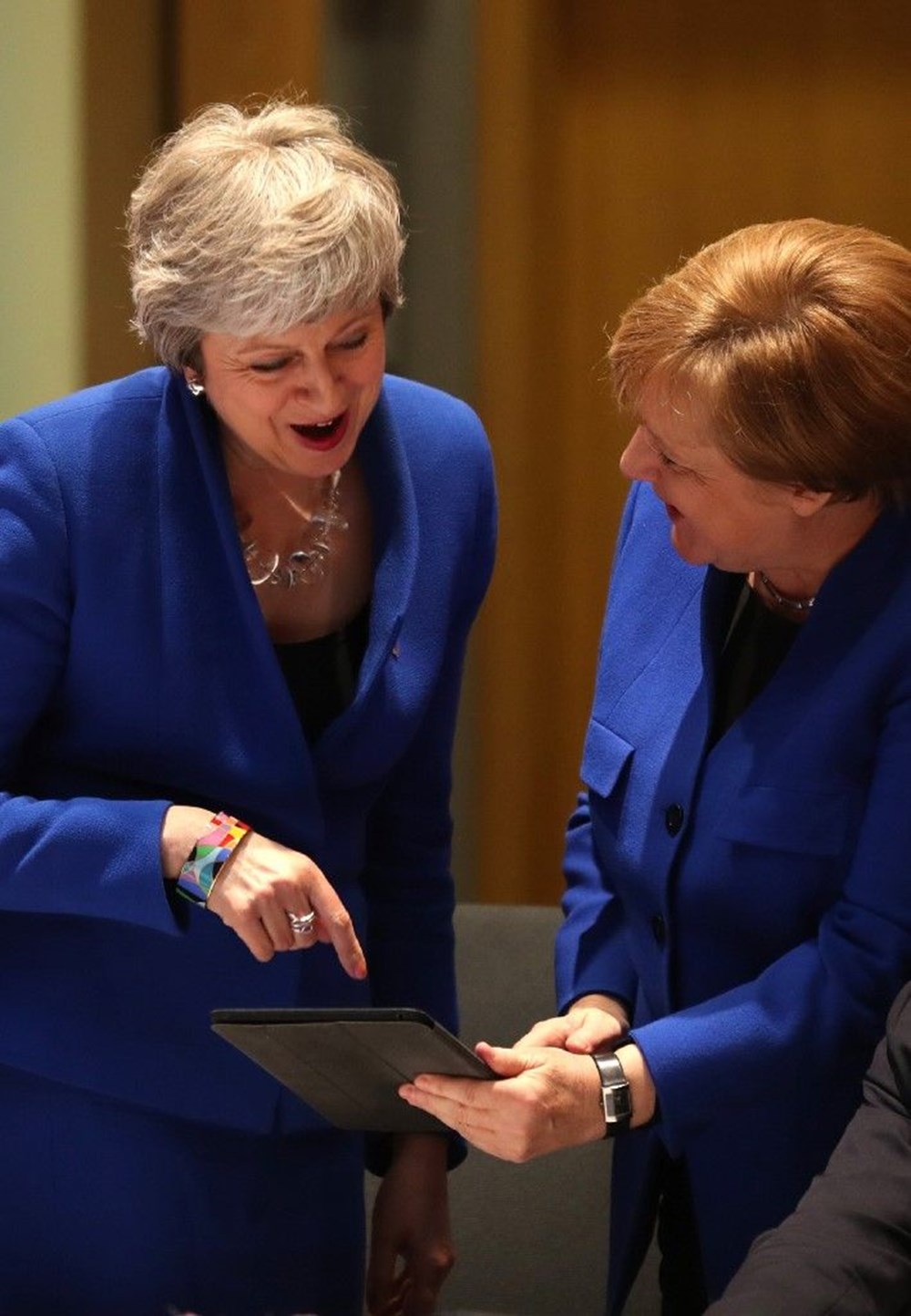 Theresa May ve Angela Merkel aynı ceketle pişti oldu - Son Dakika Yaşam ...