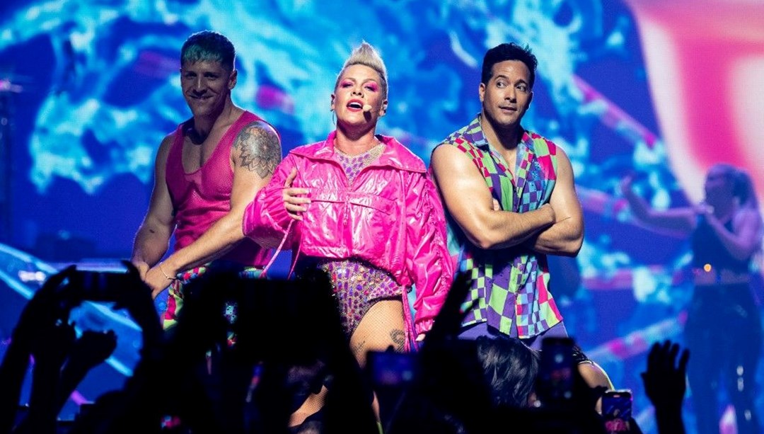 ABD'li şarkıcı Pink konserlerinde yasaklı kitap dağıtacak - Son Dakika ...