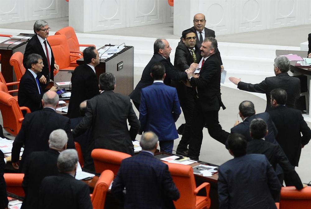 Meclis'te yumruklu kavga - Son Dakika Türkiye Haberleri | NTV Haber