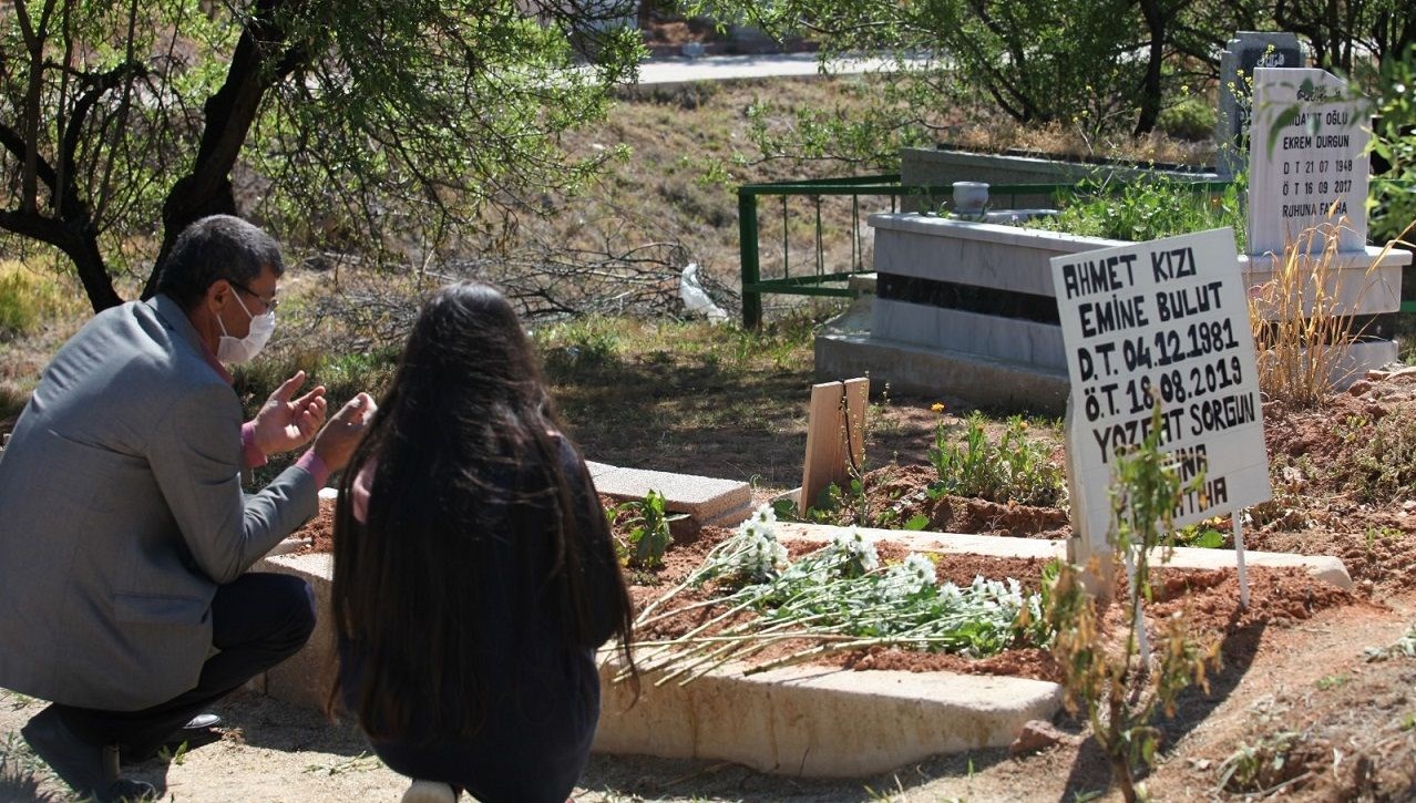 Emine Bulut'un kızı, annesinin mezarını ziyaret etti - Son Dakika ...