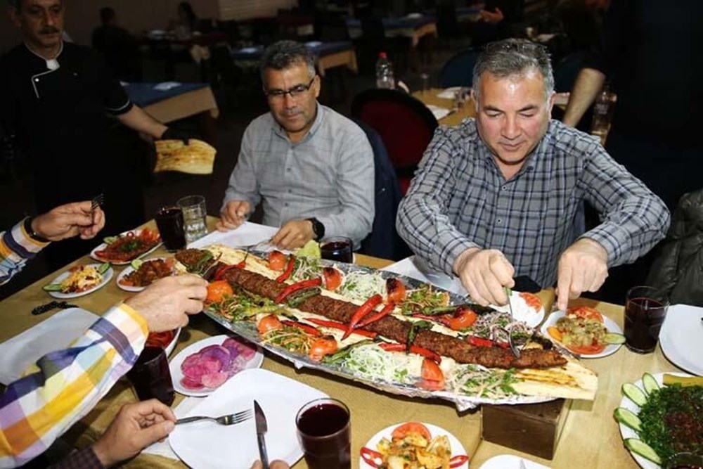 Farklı sunumuyla damak çatlatan lezzet: Metrelik Adana kebabı