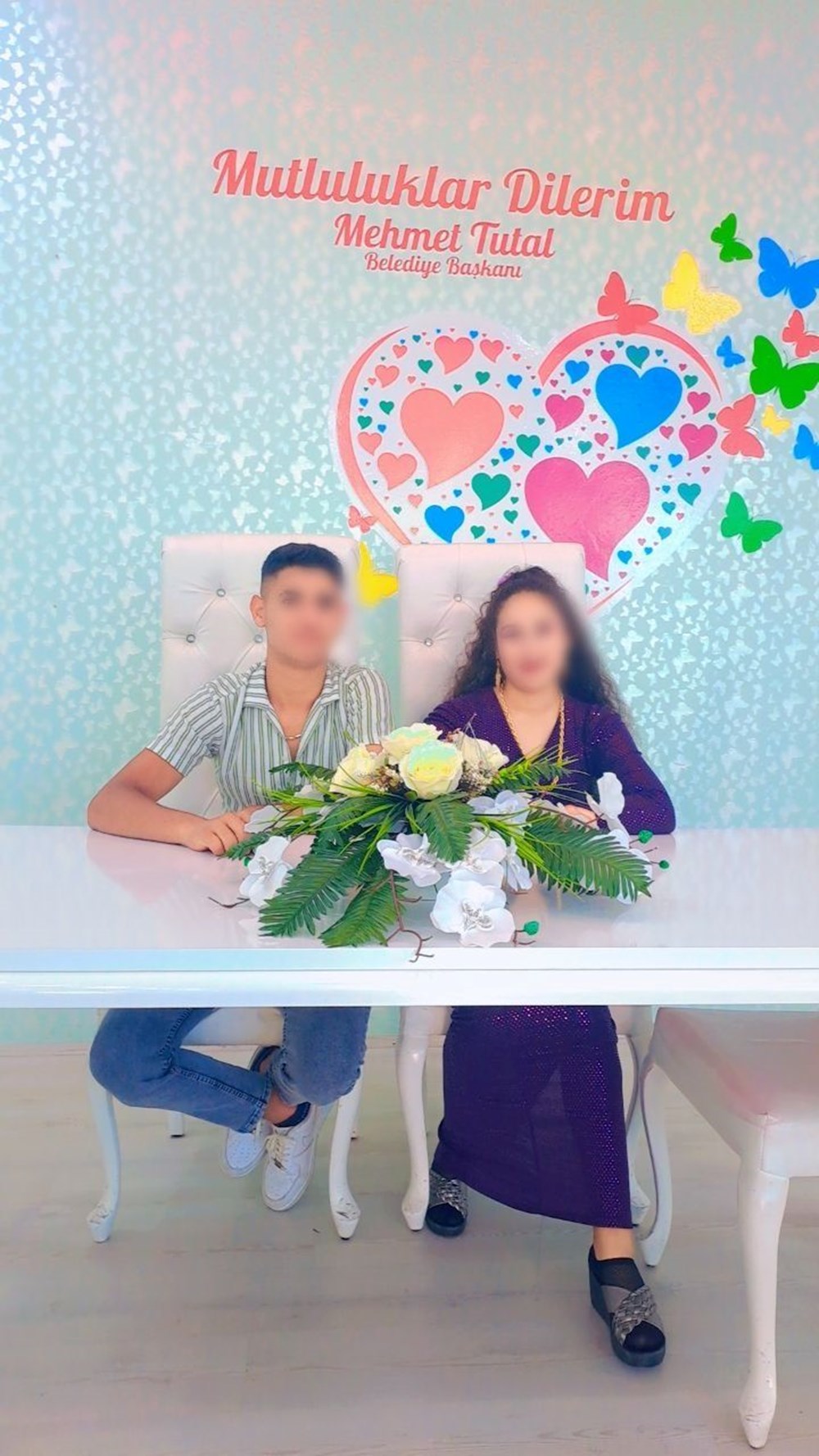 Ailelerinin onayıyla evlendirilen 17 yaşındaki çiftin düğünü karakolda ... Ailelerinin onayıyla evlendirilen 17 yaşındaki çiftin düğünü karakolda ...
