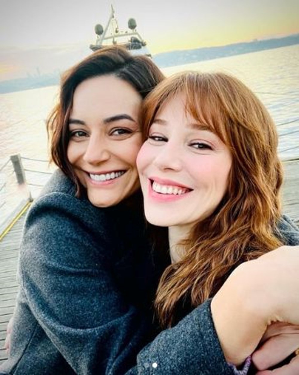 Çöp Adam'ın Berrin'i Sedef Avcı'dan Elçin Sangu ile set pozu | N-Life