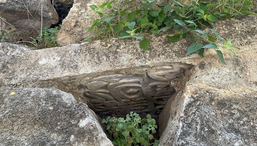 Osmanlı dönemine ait mezar taşı bulundu: Su yolunu ziyaret eden turistler fark etti | N-Life