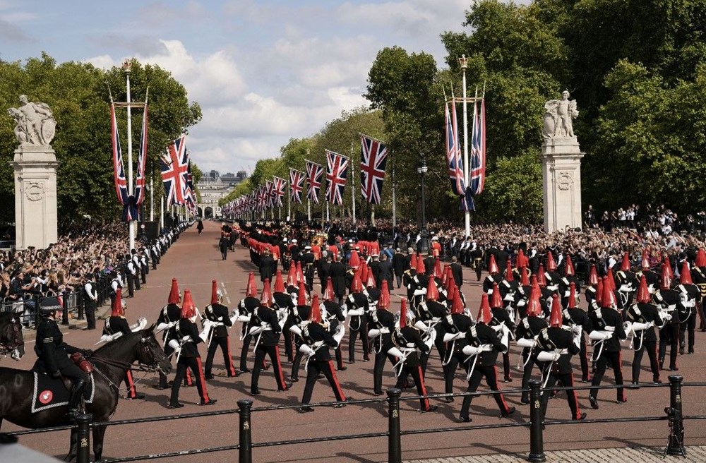 Binlerce insan Kraliçe Elizabeth'in anısına resmi tatil çağrısında ...