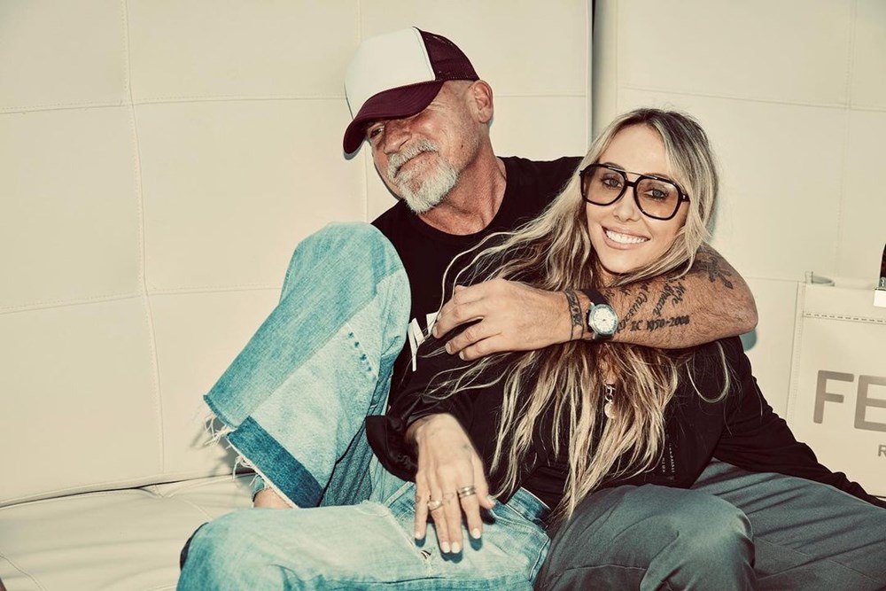 Miley Cyrus’un annesi Tish Cyrus Prison Break yıldızı Dominic Purcell ... Miley Cyrus’un annesi Tish Cyrus Prison Break yıldızı Dominic Purcell ...
