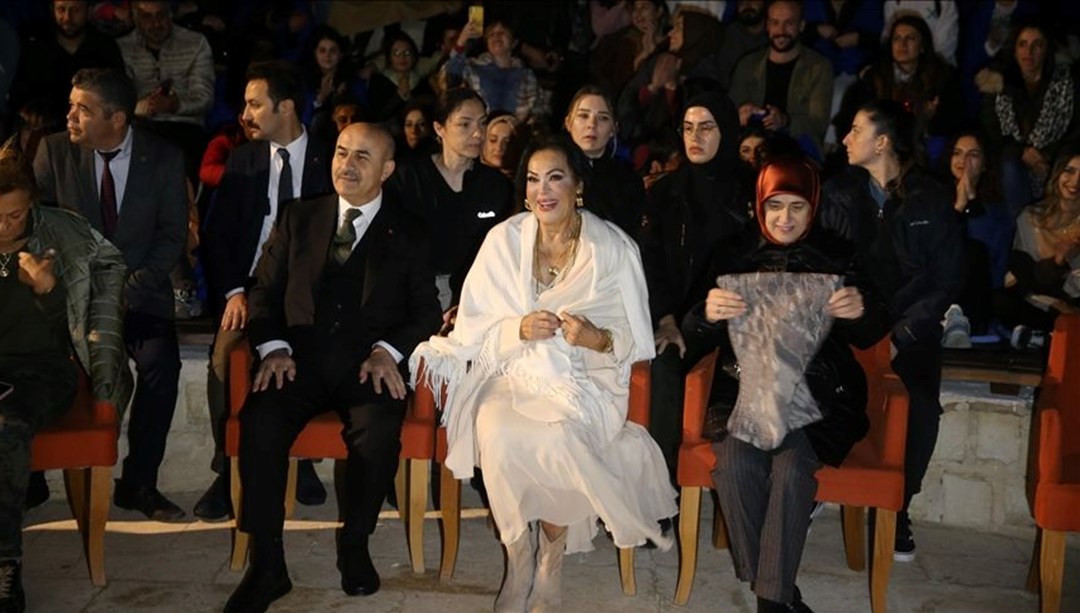 Türkan Şoray rol aldığı filmi Mardin'de açık hava sinemasında ...