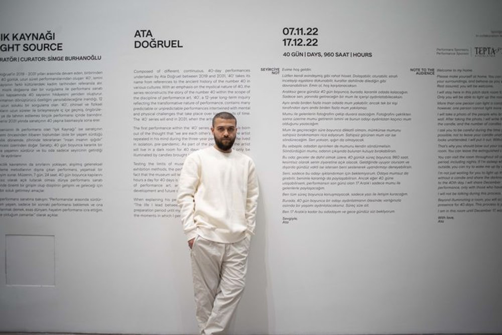 Performans sanatçısı Ata Doğruel 37 gündür zifiri karanlık odada ...