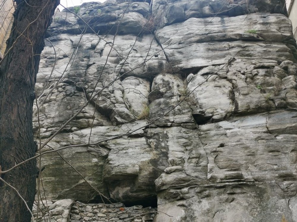 Avrat Taşı olarak bilinen 16 asırlık Arkadios Sütunu "sıkıştı" - Son ...