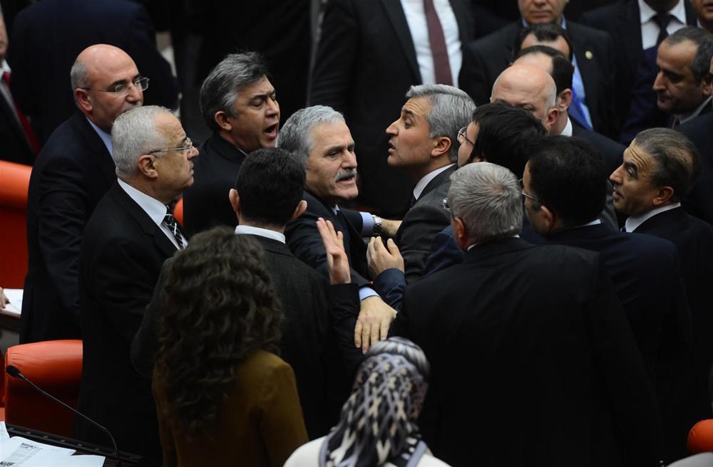 Meclis'te yumruklu kavga - Son Dakika Türkiye Haberleri | NTV Haber