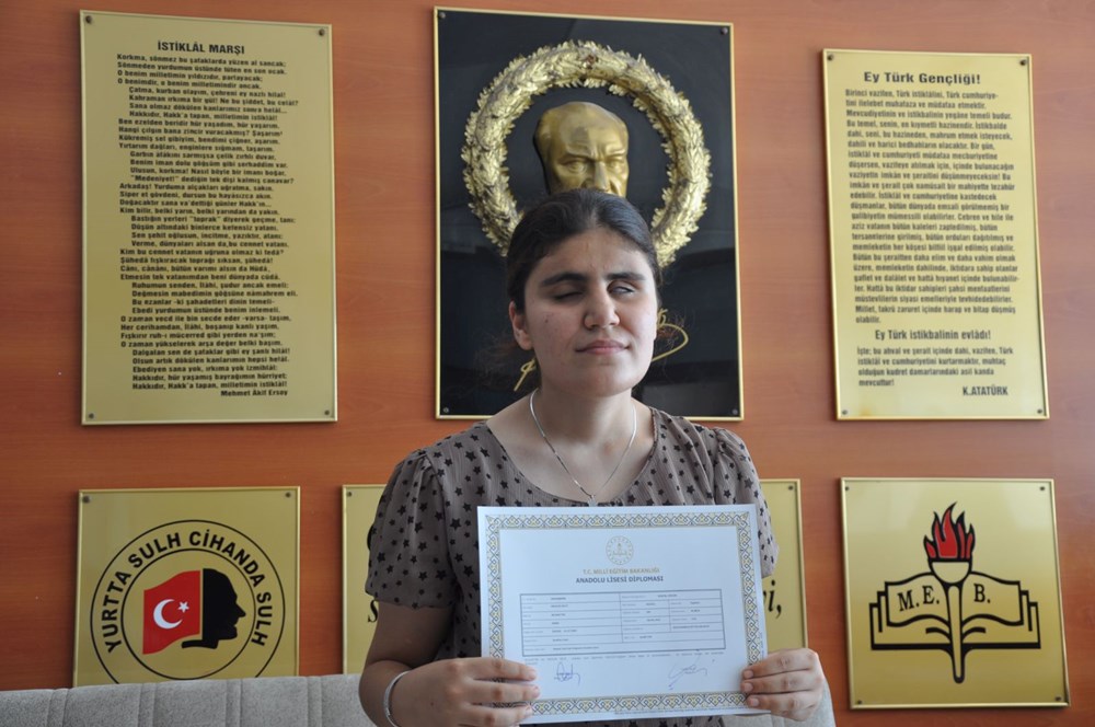 Görme engelli Nazalin'in öyküsü: İlkokul mezunu annesi sınava hazırladı ...