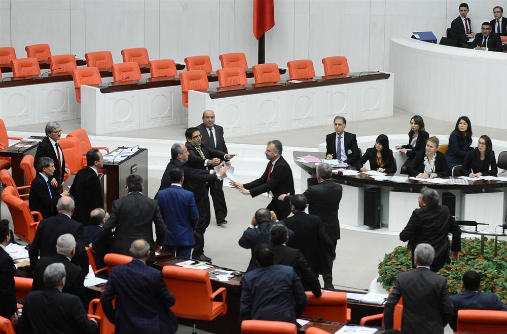 Meclis'te yumruklu kavga - Son Dakika Türkiye Haberleri | NTV Haber