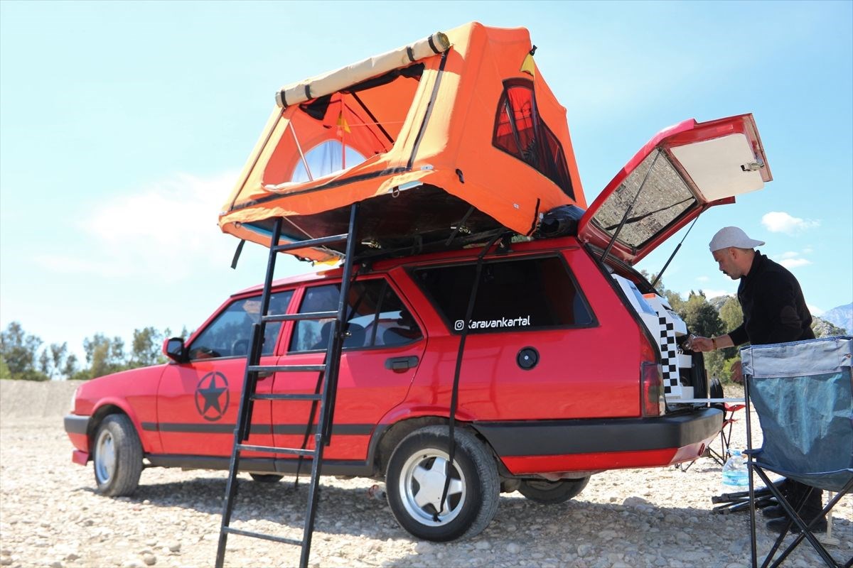 Karavana çevirdiği eski otomobiliyle hayallerinin peşinden gidiyor